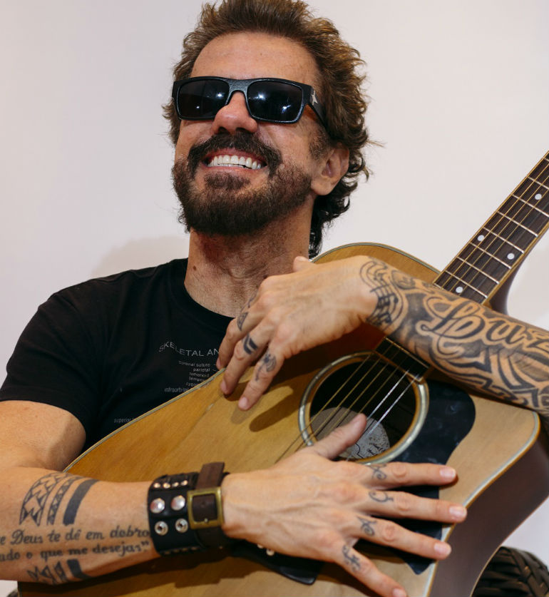 Tuca Fernandes e Harmonia do Samba cantam juntos