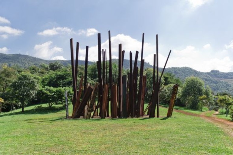 Série Retrato retrata obra Beam Drop Inhotim