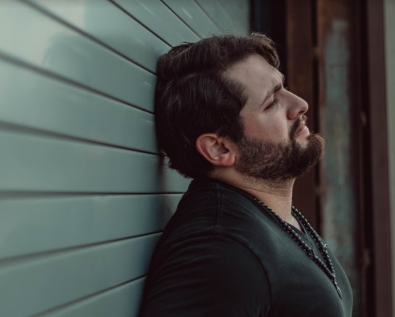 Cantor brasileiro lança música "Drinking Games" em Nashville (EUA)