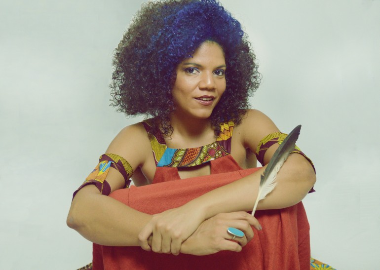 Juliana Ribeiro faz show Preta Brasileira na Casa Rosa