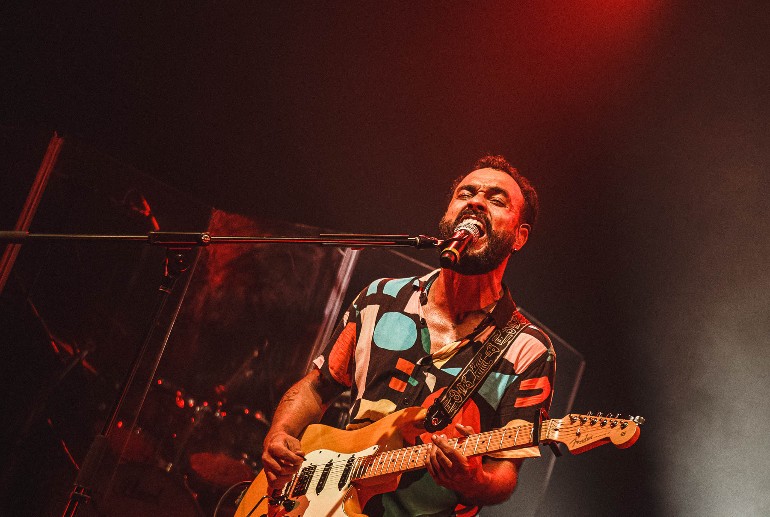 Caian mostra sua "Paixão e outras drogas" em show na Casa Preta