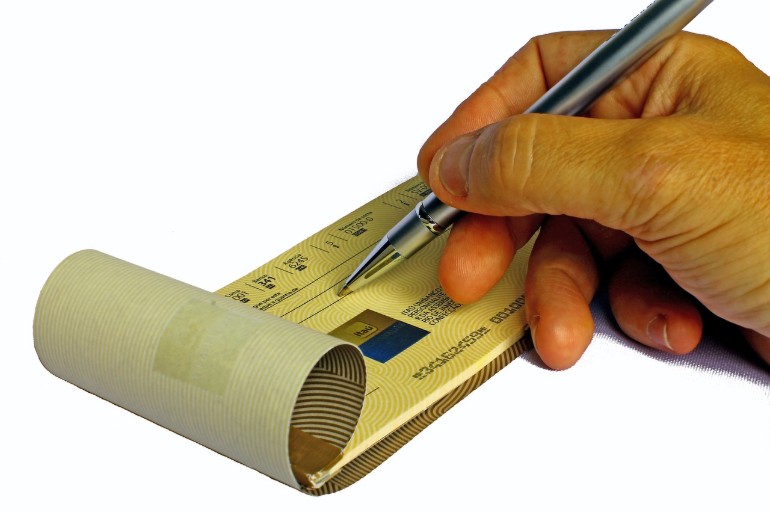 Cheque resiste em tempos de Pix (137,6 milhões são usados em 2024)